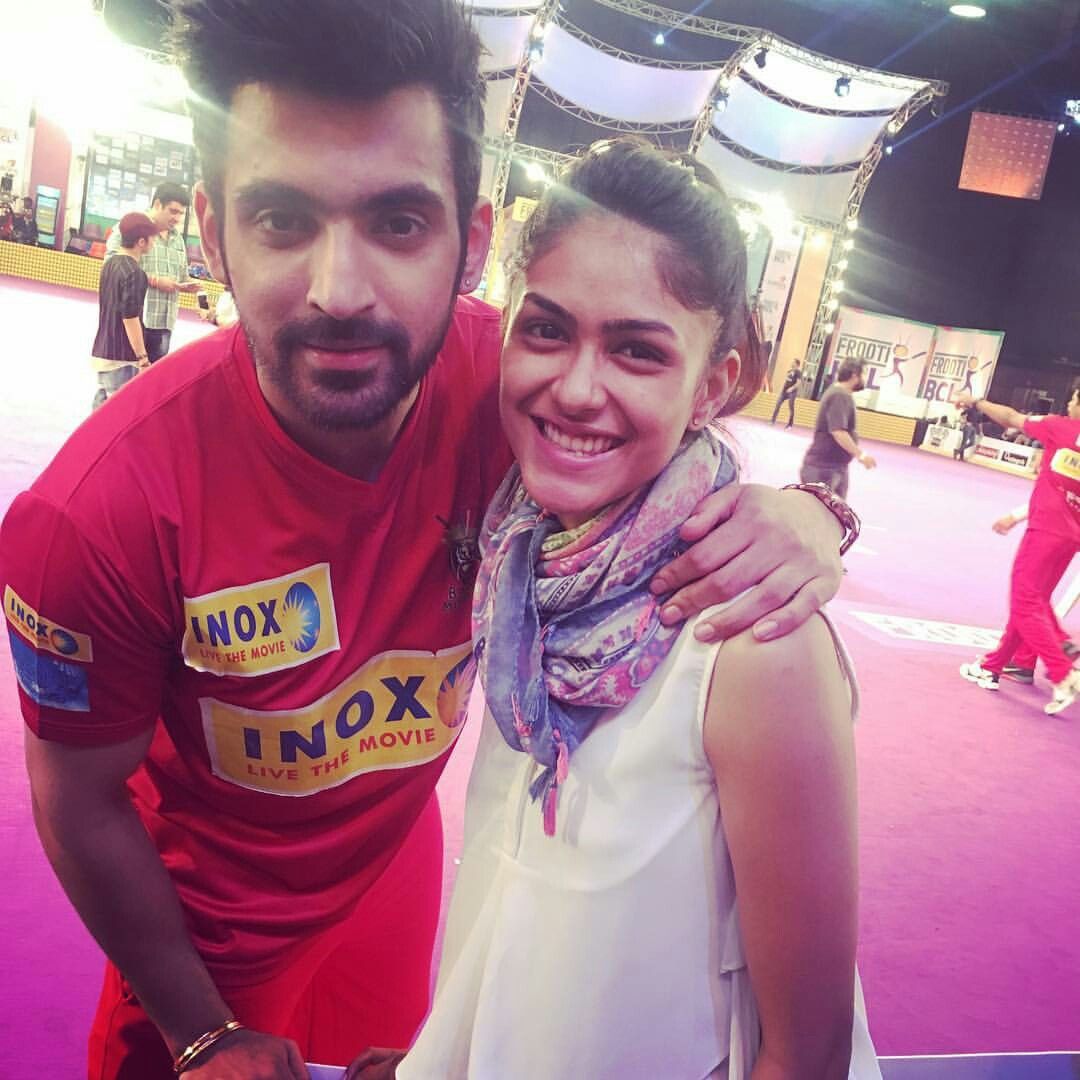 Lochan Thakur (Mrunal Thakur's Sister) Age, Height, Family, Biography ...