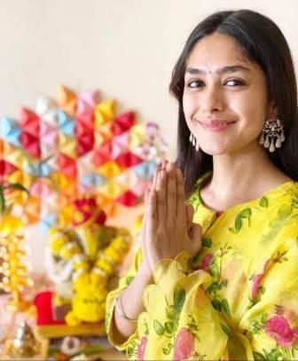 Lochan Thakur (Mrunal Thakur's Sister) Age, Height, Family, Biography ...